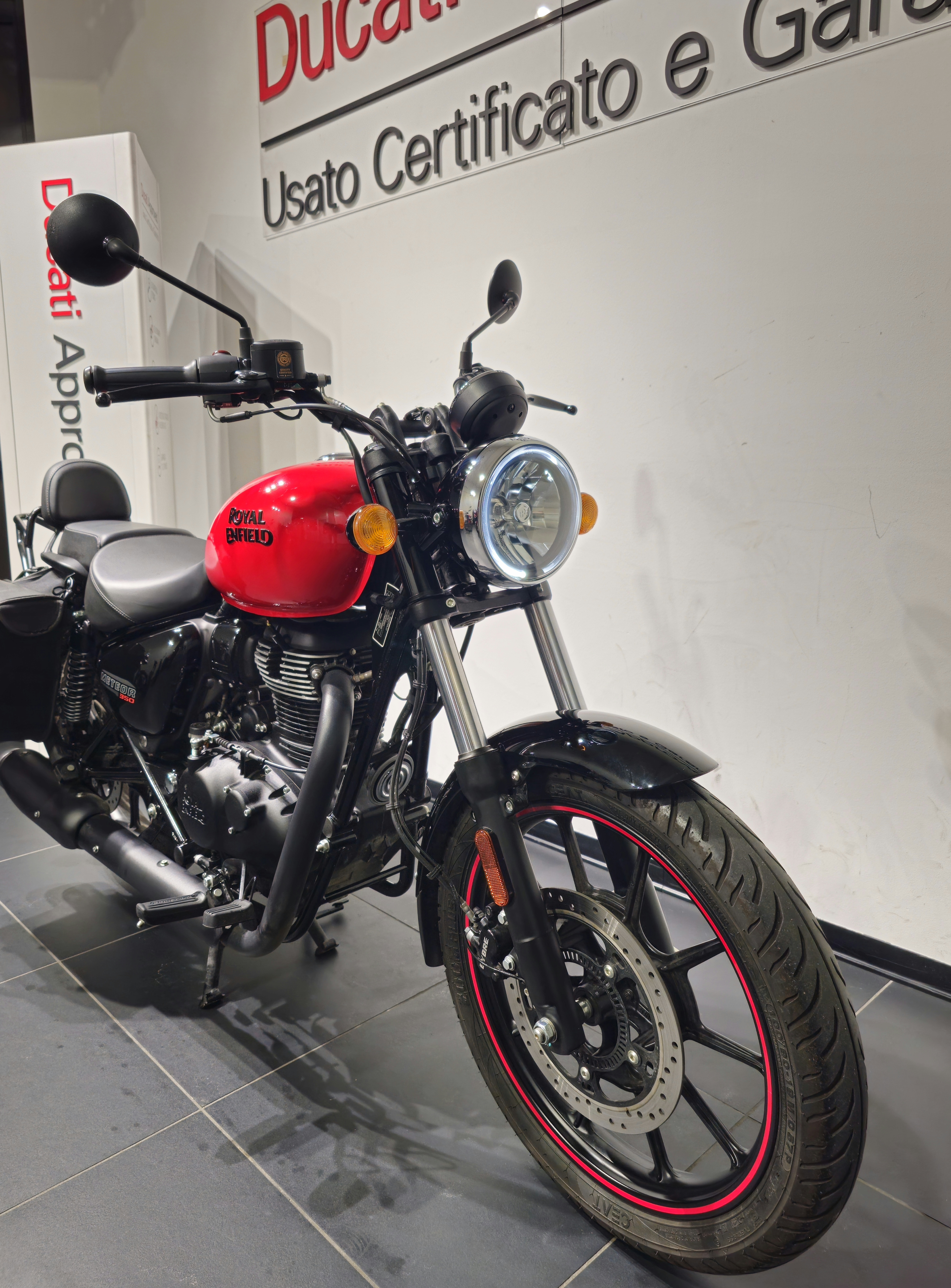 Royal Enfield Meteor 350 Fireball - 2023 | Ducati Milano